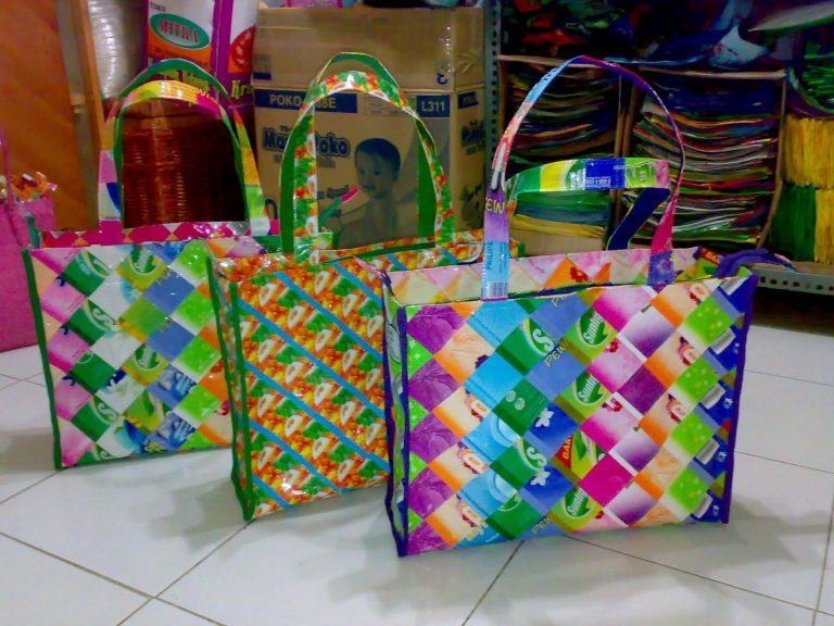 Kerajinan dari Bahan Plastik, Dari Sampah Menjadi Rupiah!!!