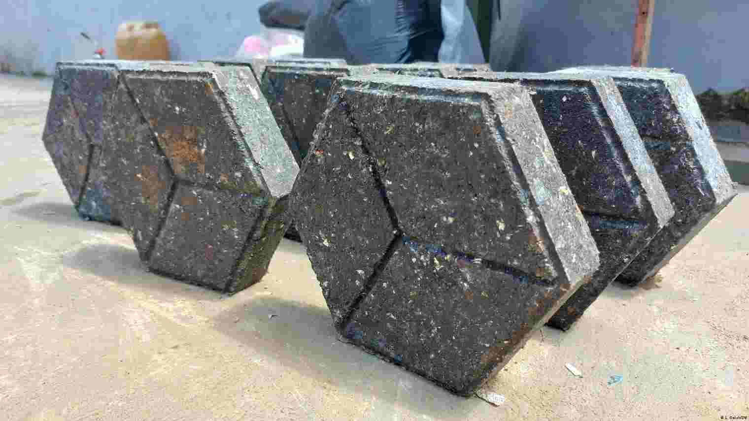 Mengolah Sampah Plastik Menjadi Paving Blok, Solusi Inovatif