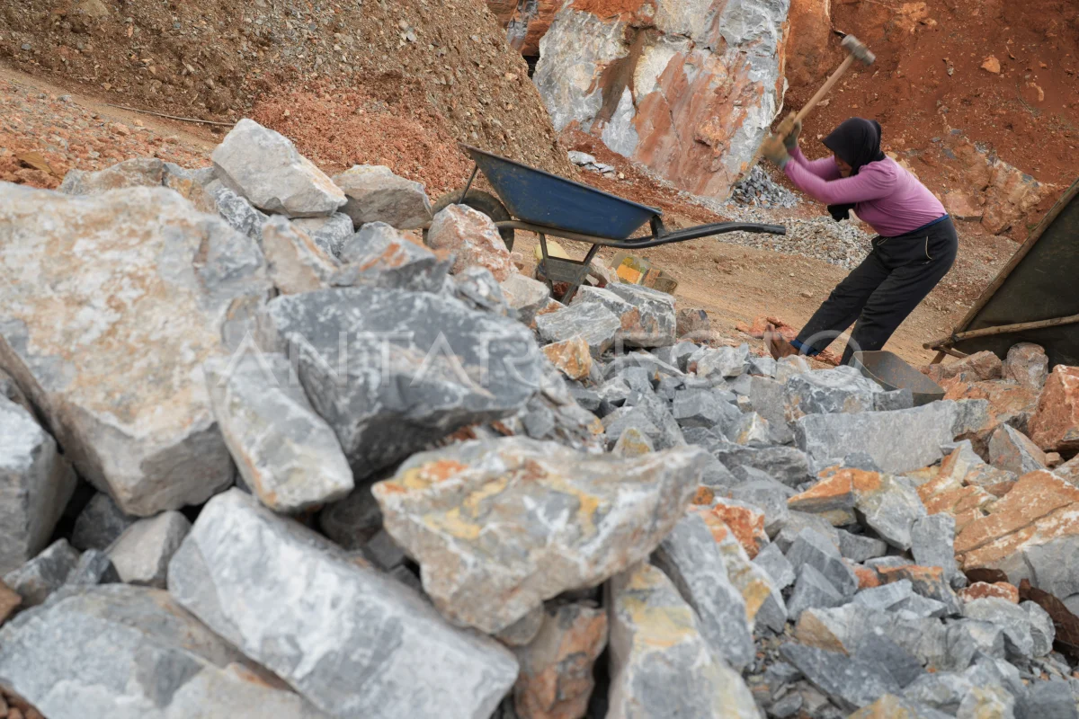 Cara memecahkan batu gunung dengan alat seadanya